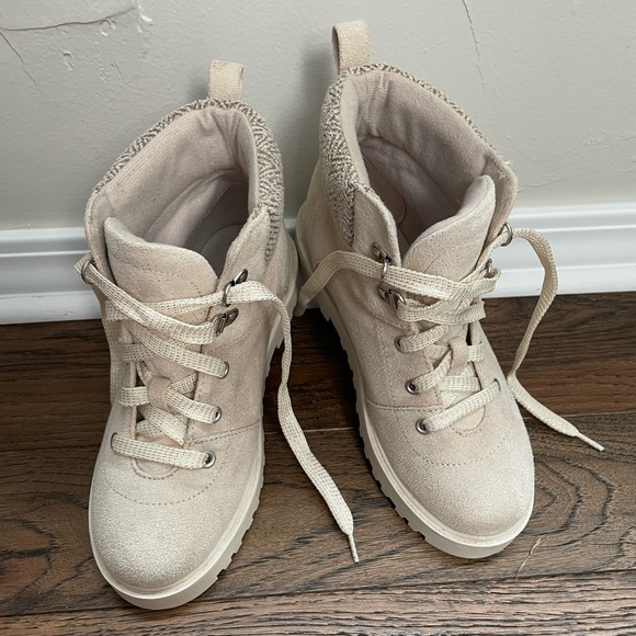 Kohl's | Shoes | Kohls Cream Sparkle Girls Boots | Poshmark
